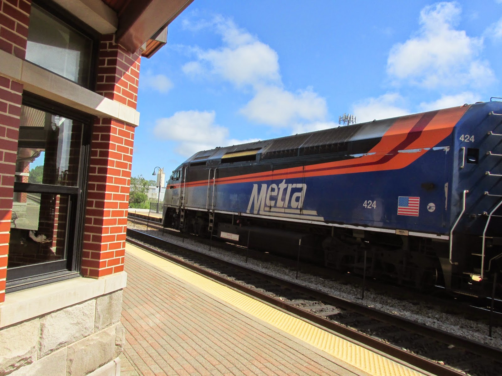 Eddie's Rail Fan Page: A northbound Metra local commuter train ...